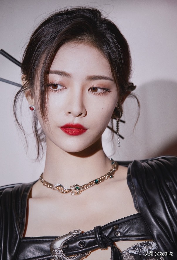 Xu Jiaqi attended the event, black halter dress, silk stockings ...