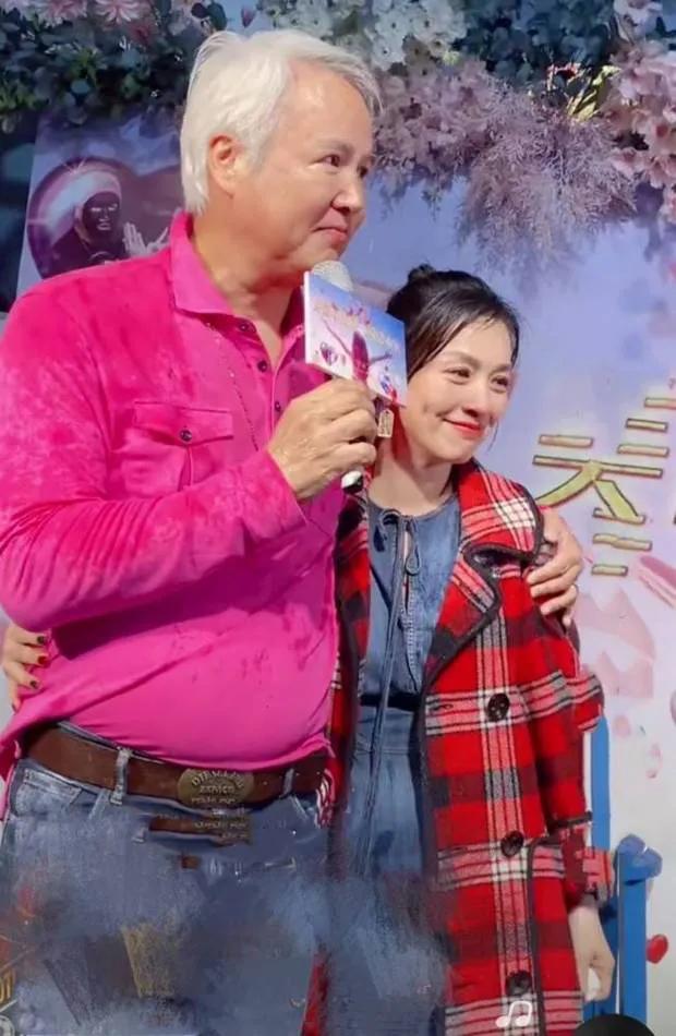 Zhang Ting braved the rain to celebrate the birthday of her 61-year-old ...