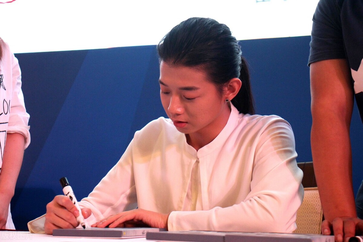 Singer Huo Zun overturned and forced his girlfriend of 9 years to break ...