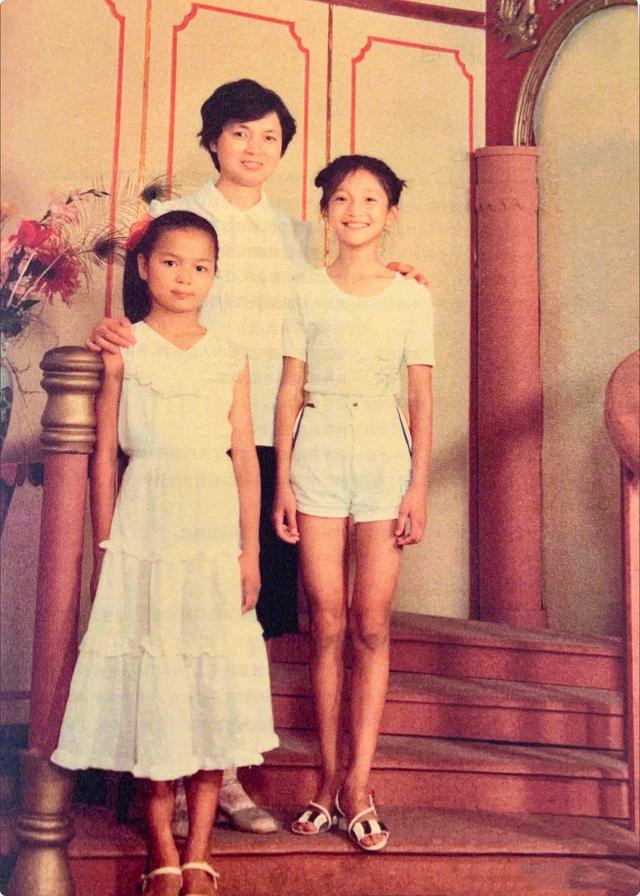 Zhou Xun's childhood photos were exposed, and his long legs were eye-catching. Netizens: Some ...