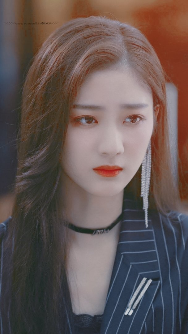 Qi Yandi wore beautiful and flowing hair in her private clothes to ...