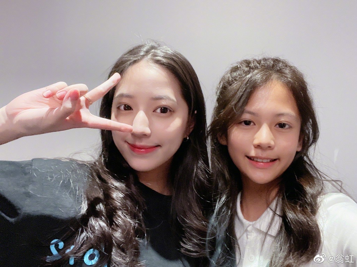 The three of Weng Hong's family made their first appearance in a gang ...