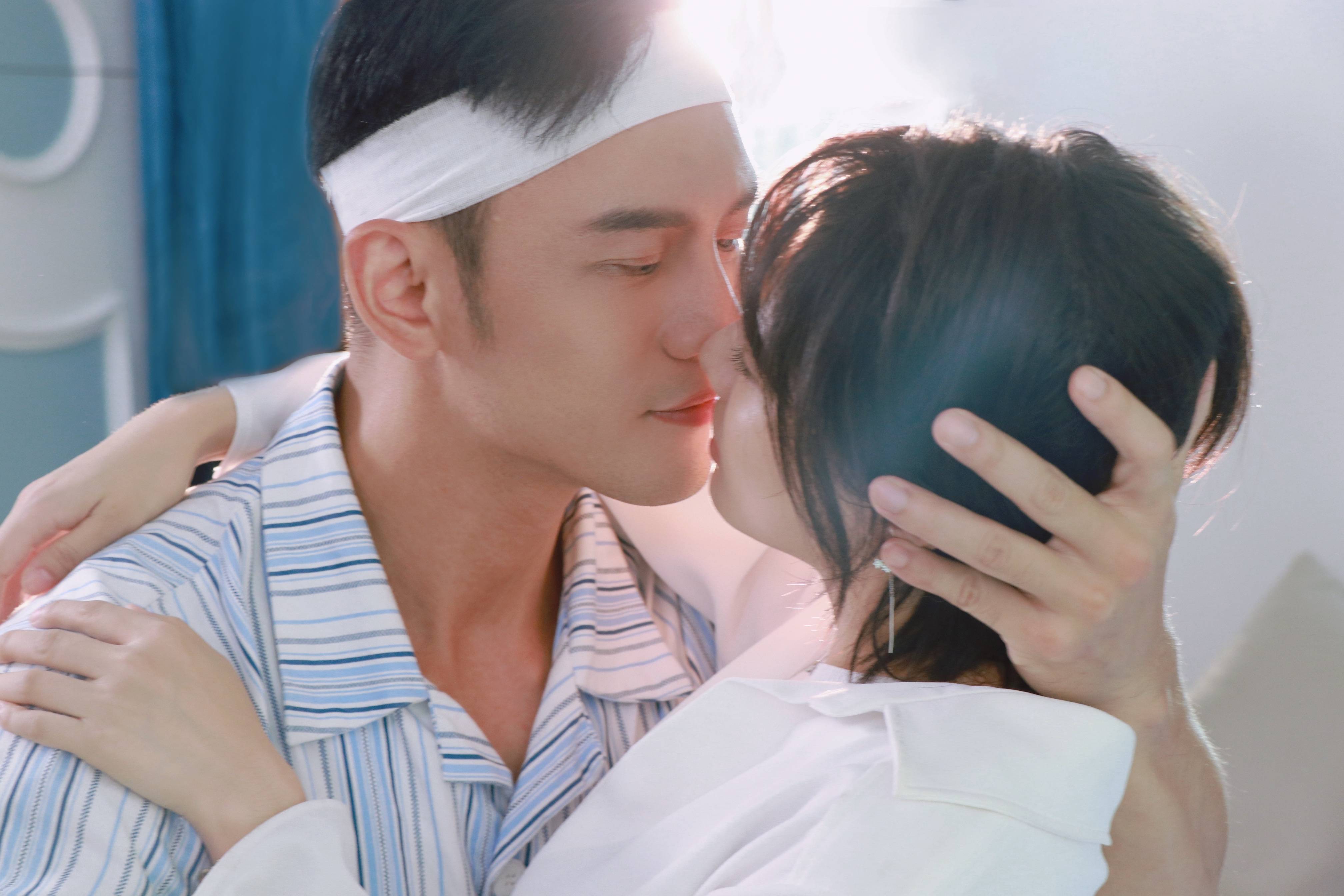 Gu Youming in the kiss scene, relying on abdominal muscles to support ...