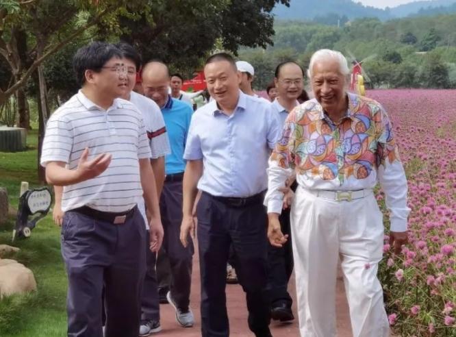 Xiong Delong: The Chinese with "foreign faces" raised the five-star red ...