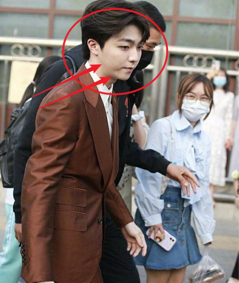 CCTV Dragon Boat Festival Reuters photo: Chen Linong's facial swelling, Zhang Han's short ...