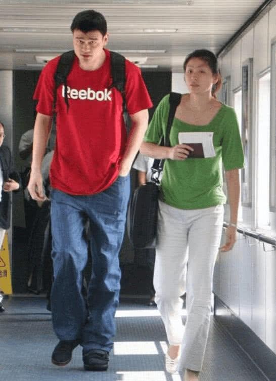Yao Ming's daughter is tall and beautiful, her long legs attract the ...