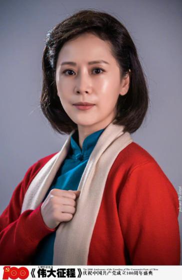 Haiqing long hair photo exposure!Red lips and suit are glamorous and ...