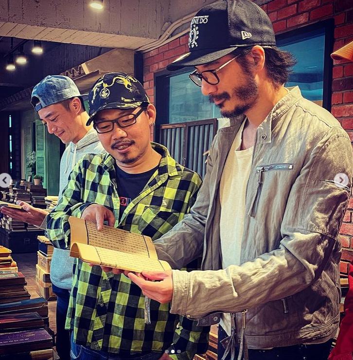 45-year-old Wang Leehom attended a friend's wedding. His face and beard ...