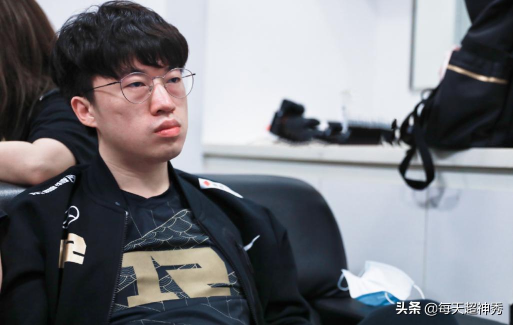 Xiaohu ruined Wang Weiwei, RNG easily defeated IG, Theshy Gwen was overrated? - iNEWS
