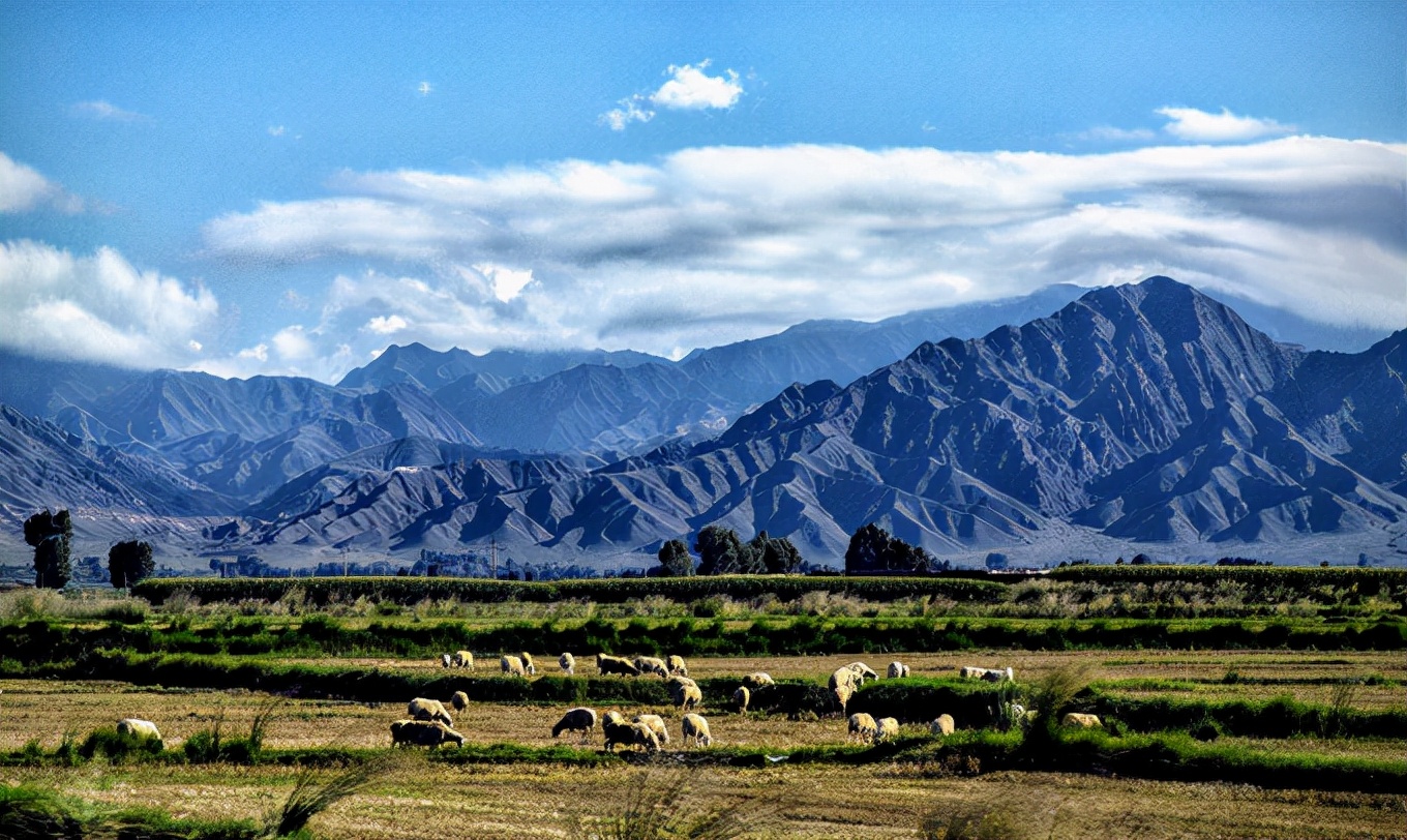 In winter, Qilian Mountain is covered with a layer of white snow ...