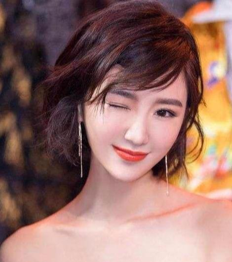 The sweetheart goddess Mao Xiaotong, smoking a cigarette is also fierce ...