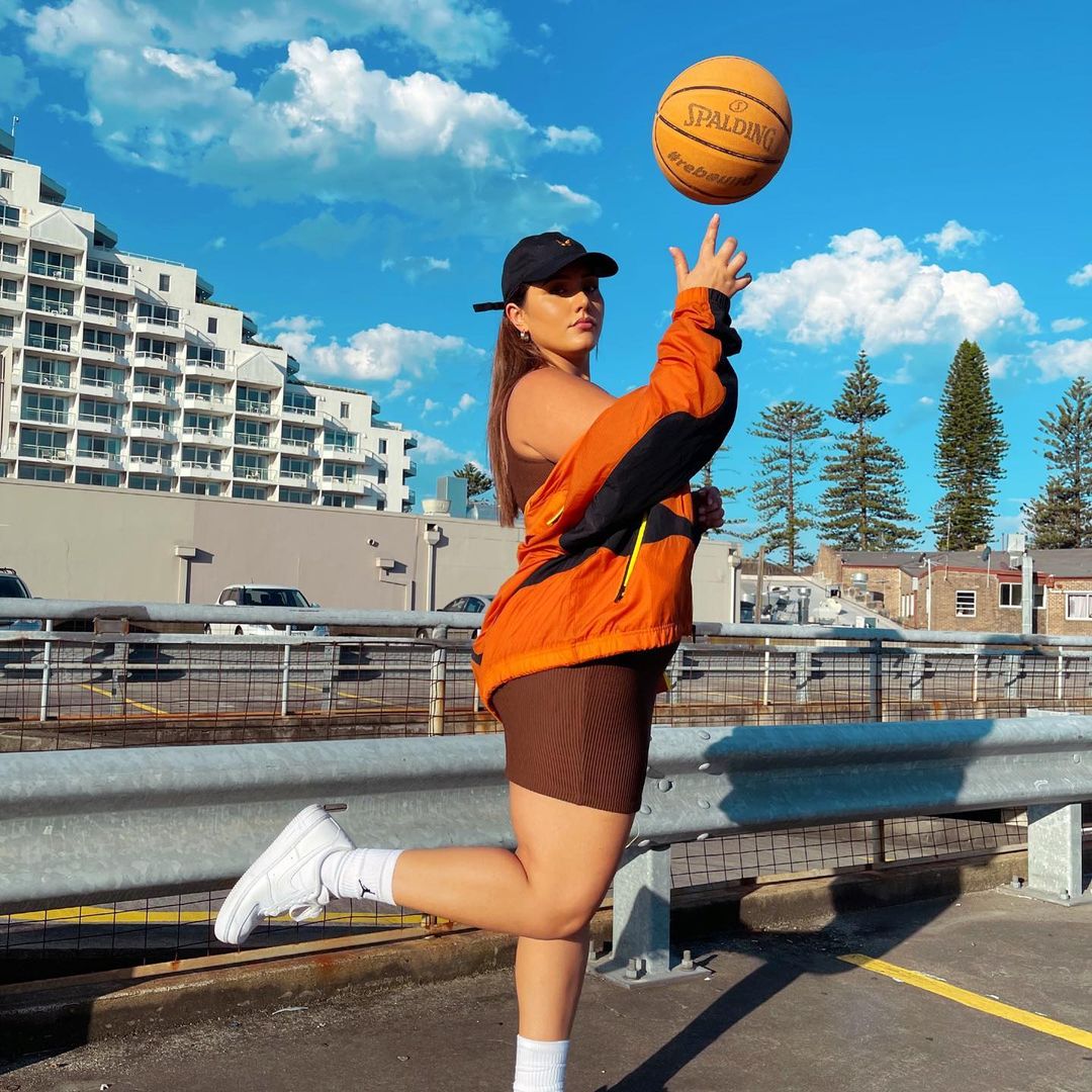 A 30-year-old Sydney plus-size model with a sweet look and a fleshy ...