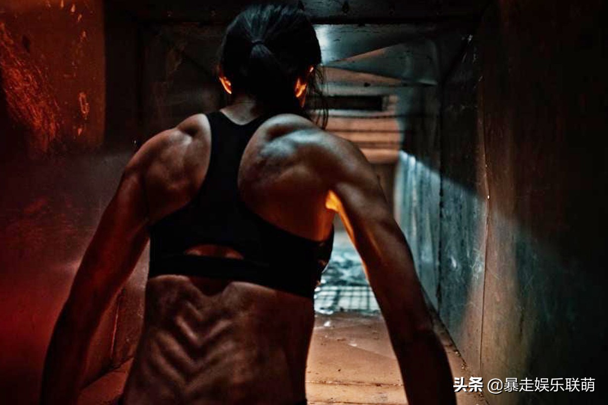 Can back muscles grow like this? The figure of the actress in the ...