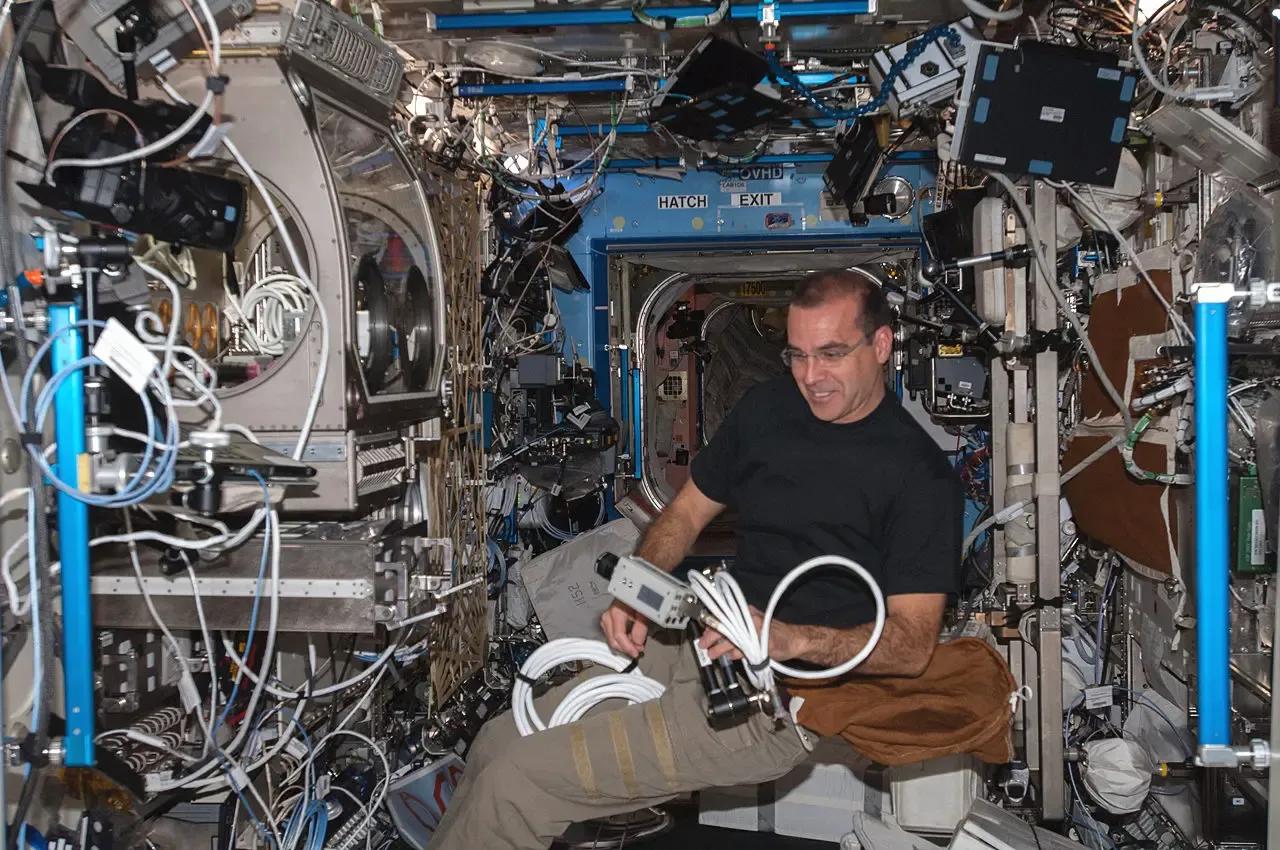 The interior of the Tiangong Space Station is clean and clean. It is a ...