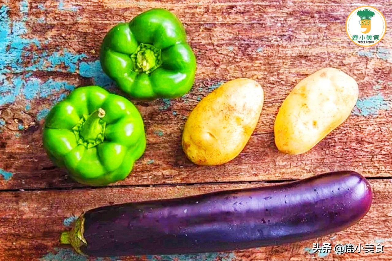 Which three kinds of vegetables are used in the "Di San Xian", an ...