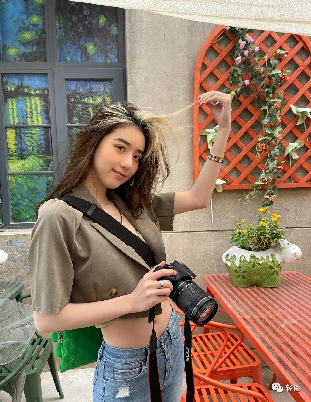 She is moist and charming - iMedia