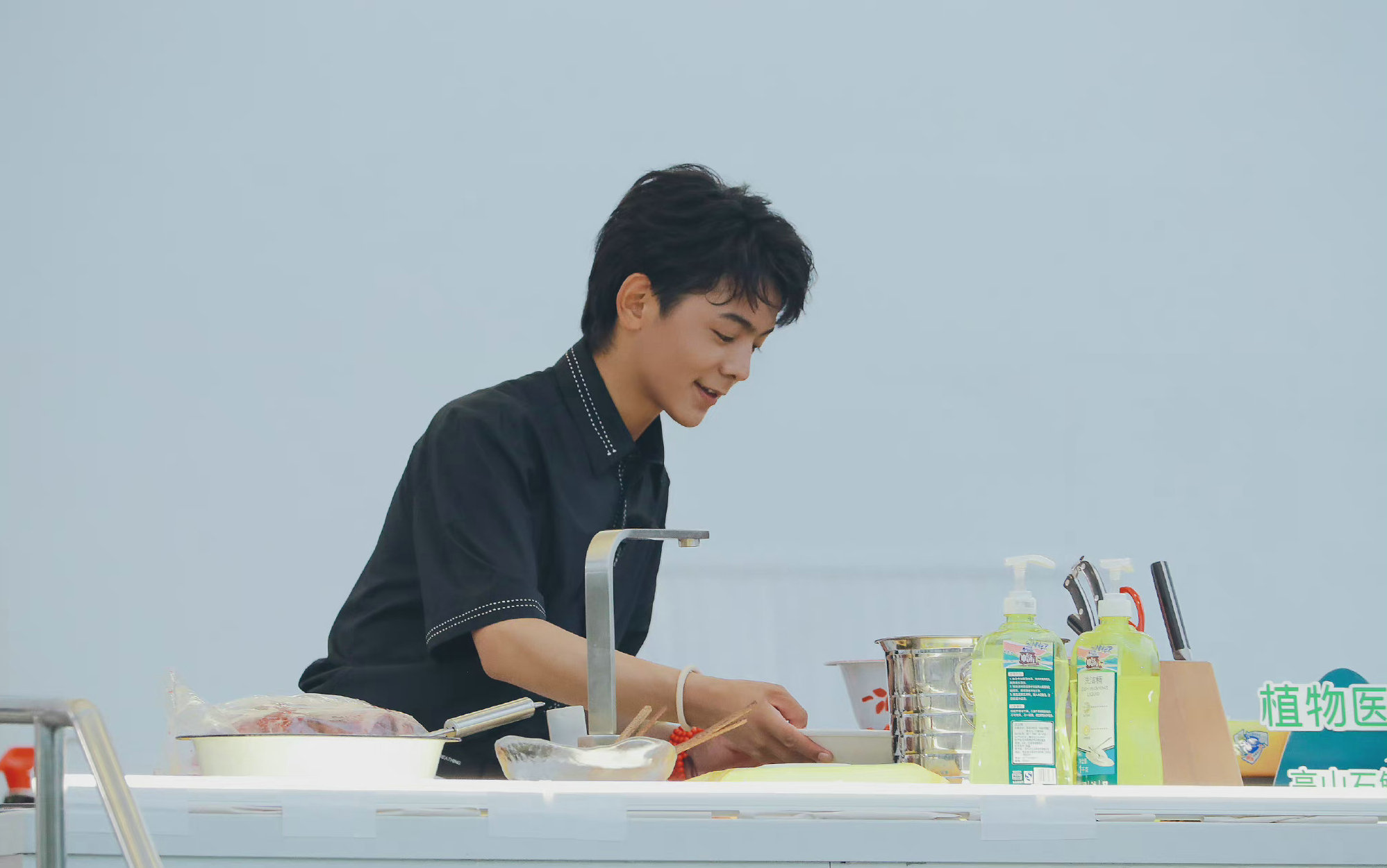 What did Ding Zhen do during his first year of popularity?Half a year ...