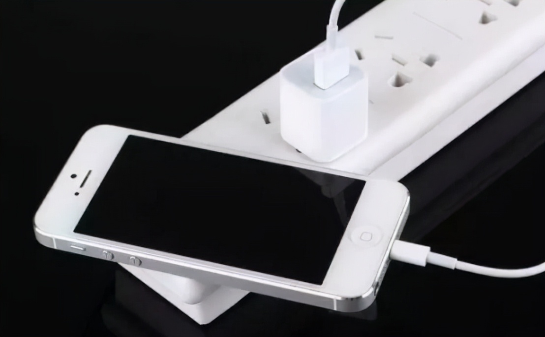 When charging the phone, plug in the phone or the charger first?Do you ...