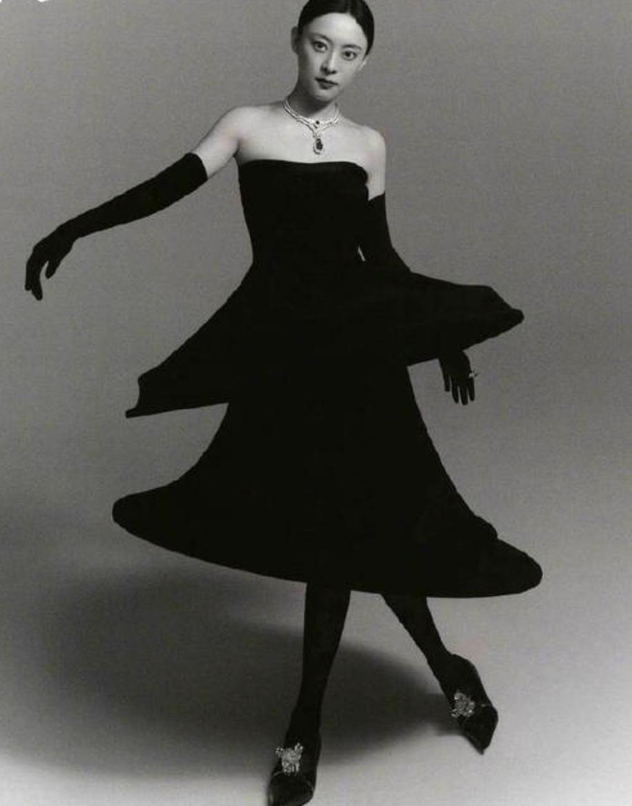 38-year-old Sun Lihan walks in a sexy style, wearing a lace vest ...