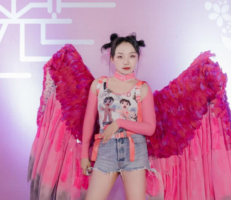 "Taohuawu" catwalk stills are released, Zhou also looks like a model ...
