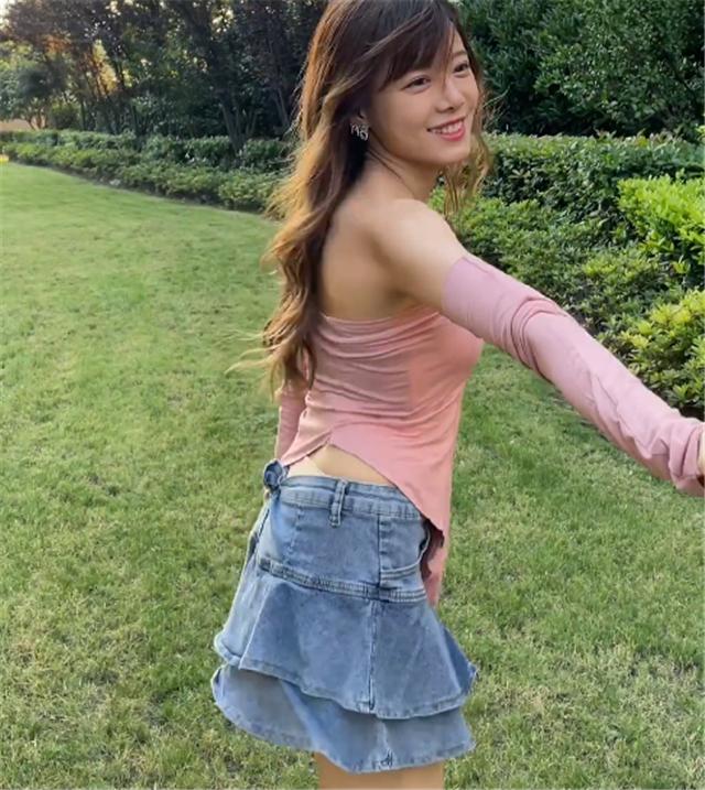 Rita and Luo Xin wear the same "bib outfit", one mature and the other ...