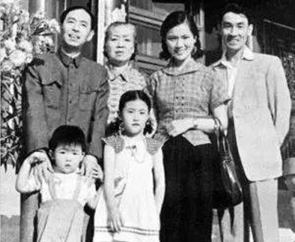 Mao Dun's manuscripts written on waste paper are free and easy, with a ...