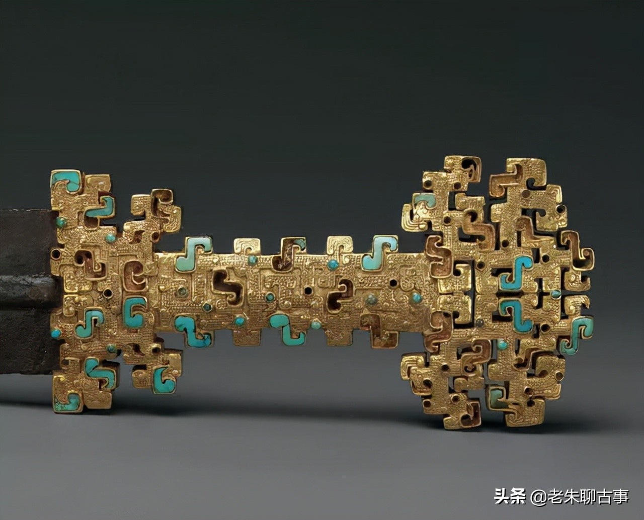 An iron sword was dug out from an ancient tomb in the Shang and Zhou ...