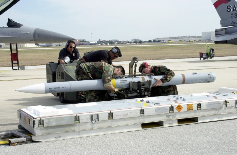 The American AIM-120 air-to-air missile: the pioneer of "no matter ...