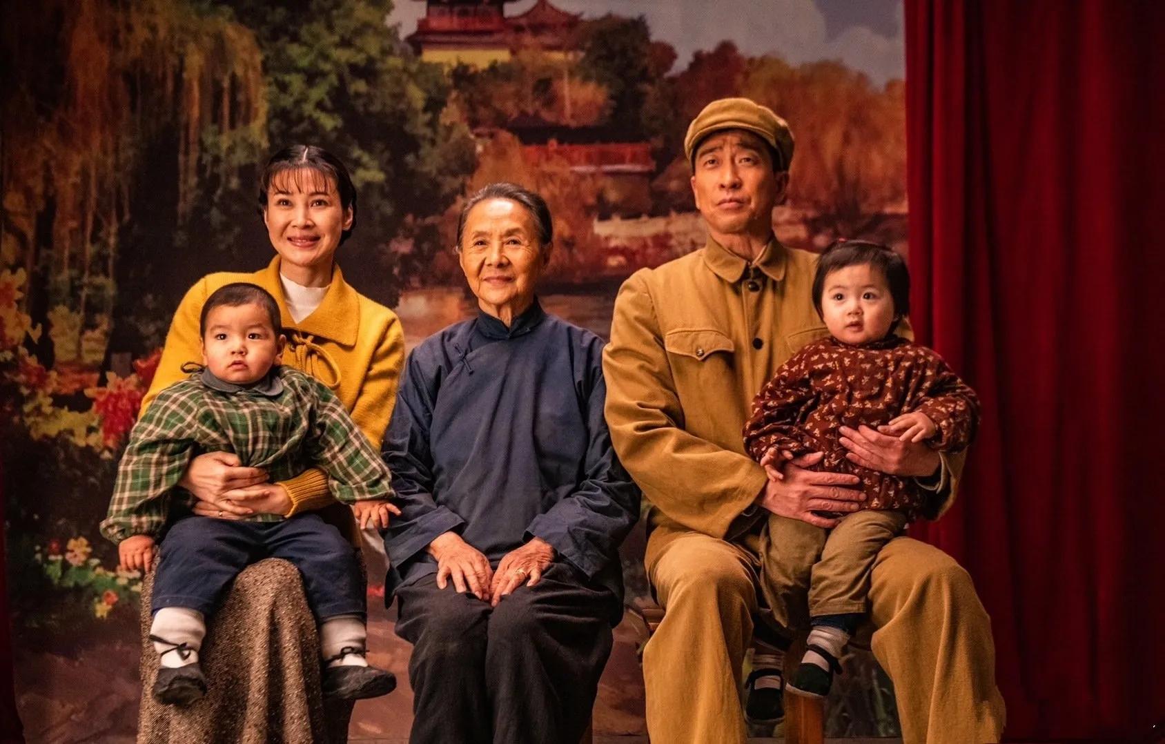 Not to lose the young man in the same frame, at the age of 83, she ...