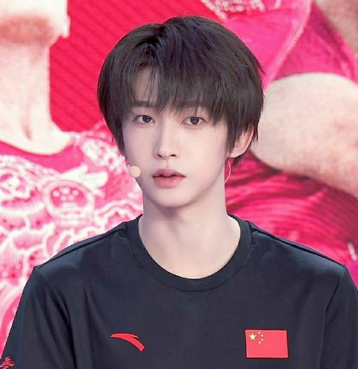 INTO1 Liu Yu's latest live broadcast, the makeup looks lighter than ...