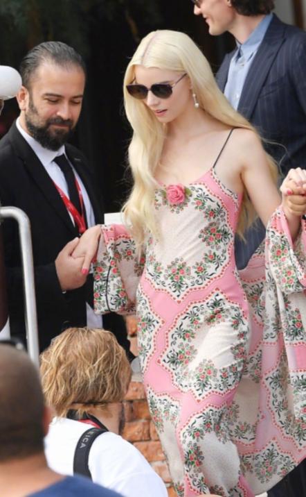 The goddess Anya appeared in Venice, with blonde hair stealing the ...