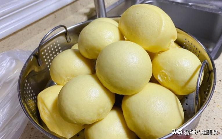 Eat more whole grains in summer. This cornmeal steamed buns are soft ...