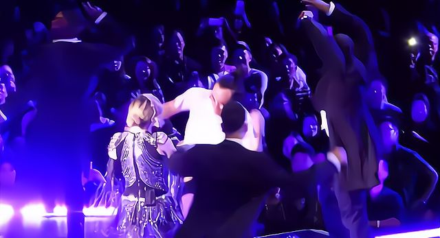 The female lead singer of The Wonderful Band urinates on stage and ...
