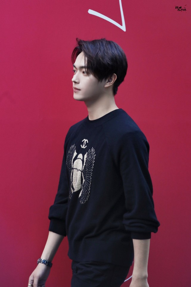 Xu Kai Cheng Xiao's height difference is 19cm, and the camera can't fit ...