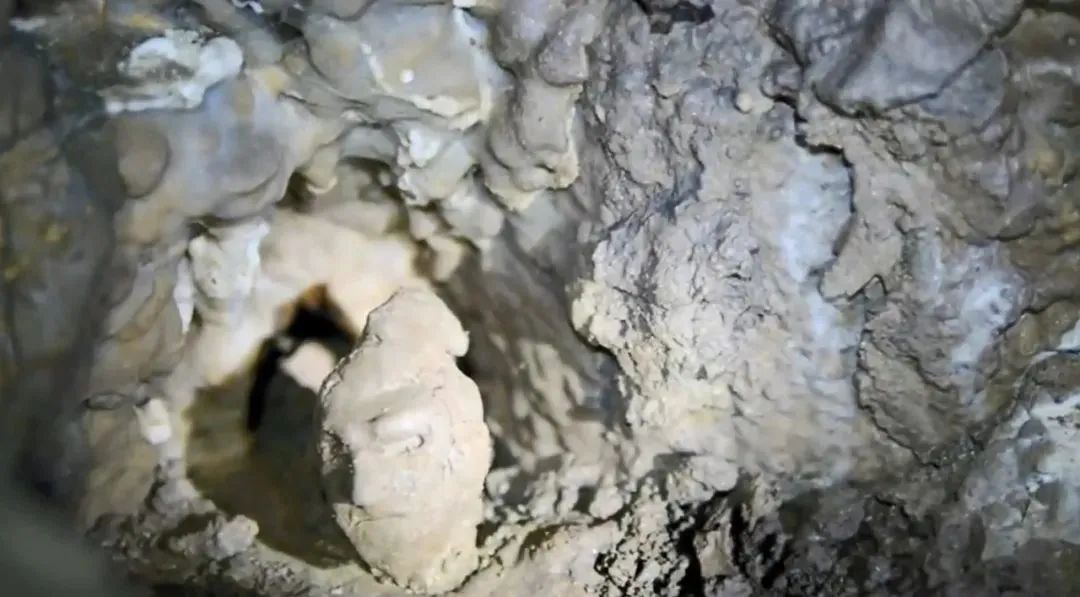 A mysterious map brings a large number of visitors to the Hell Cavern ...