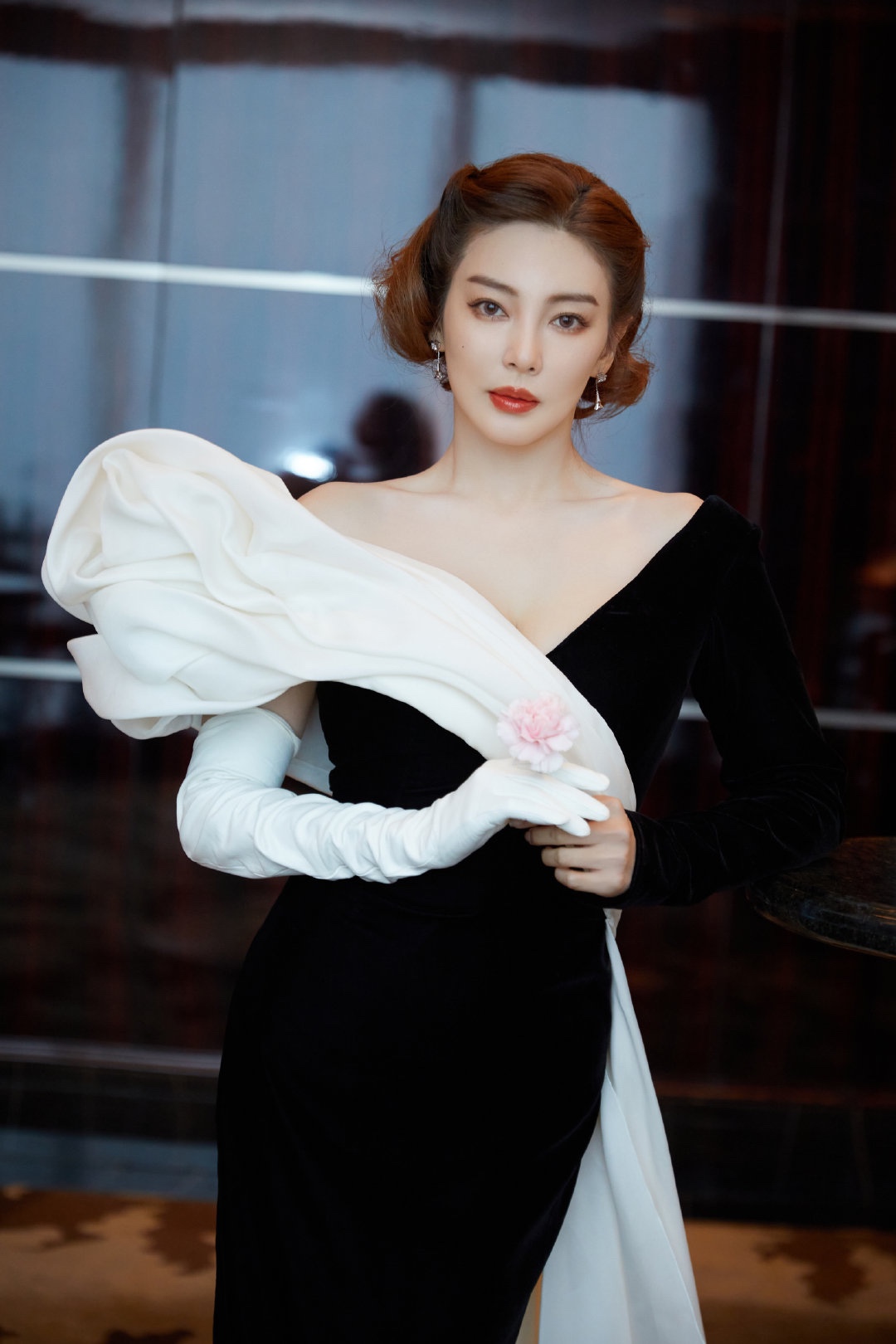 "Cheng Tuan Ye" Zhang Yuqi is too high-profile, wearing a black and ...