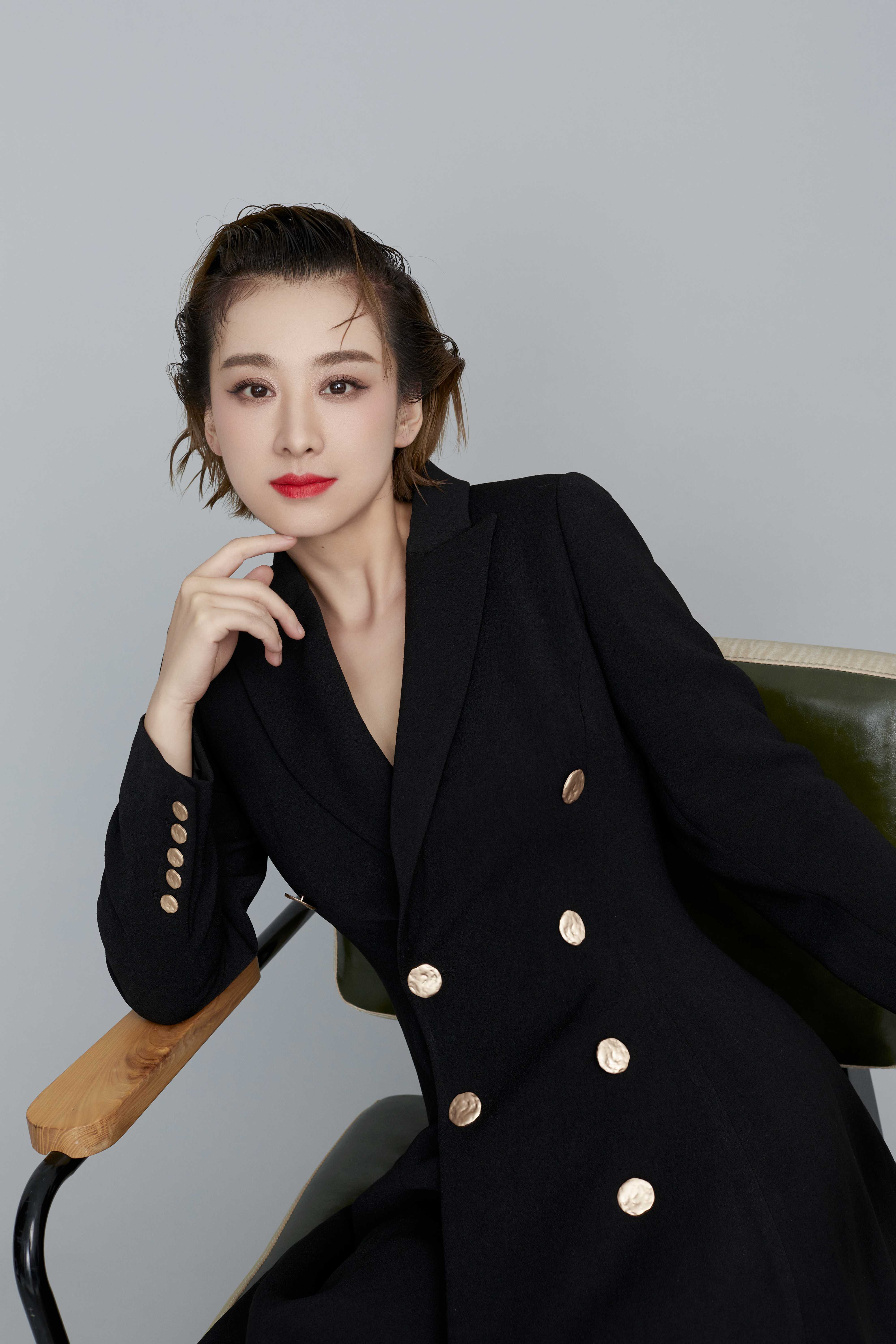 Actor Mu Tingting's latest photo was exposed, showing his unique charm ...