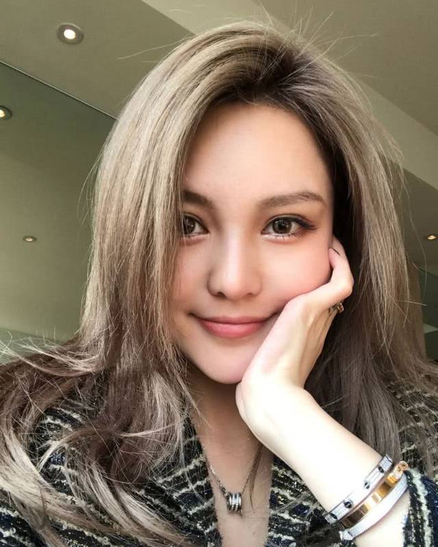 An online celebrity with both appearance and traffic-Zhou Yangqing - iNEWS