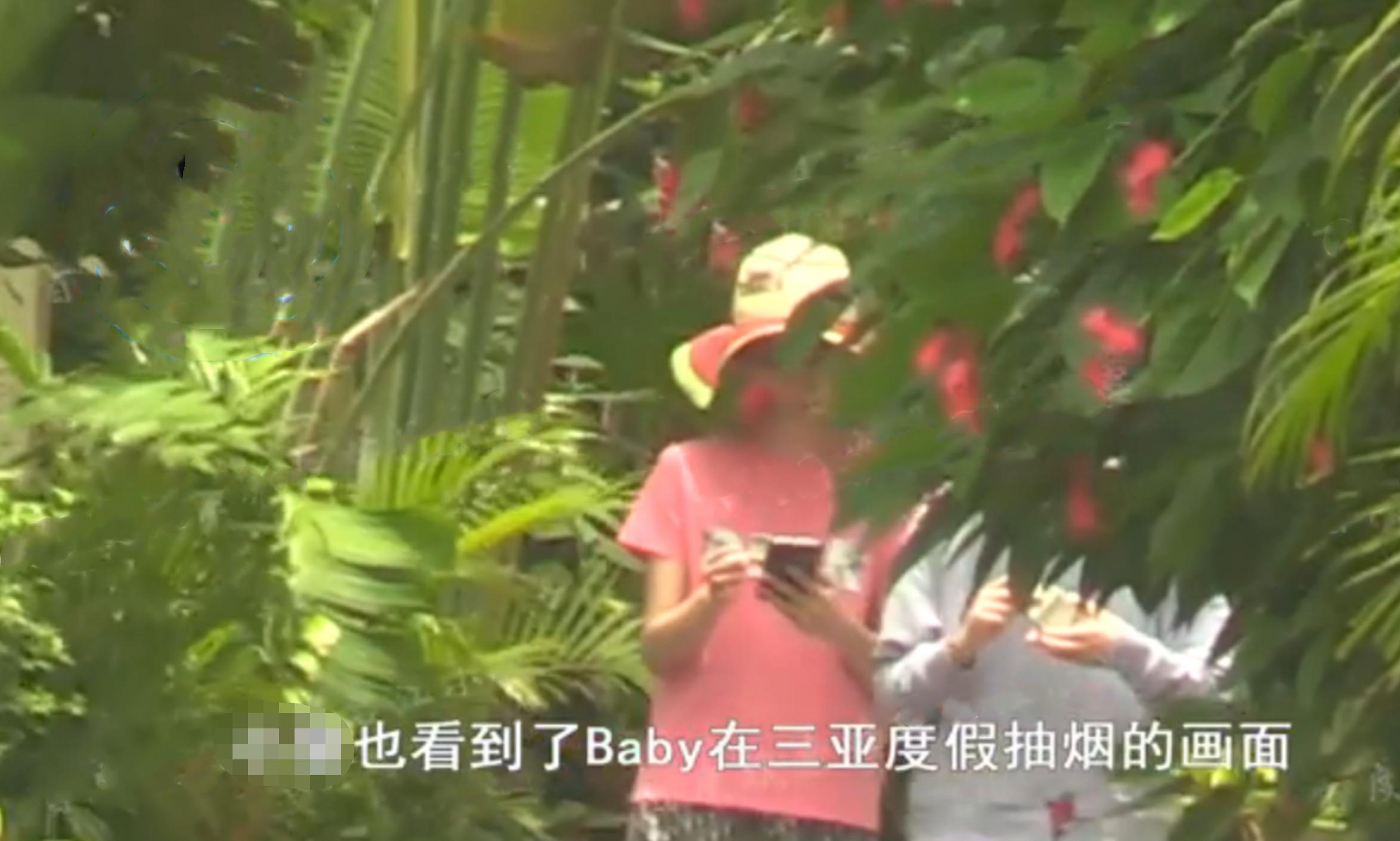 Angelababy was photographed smoking with a friend, her posture was ...