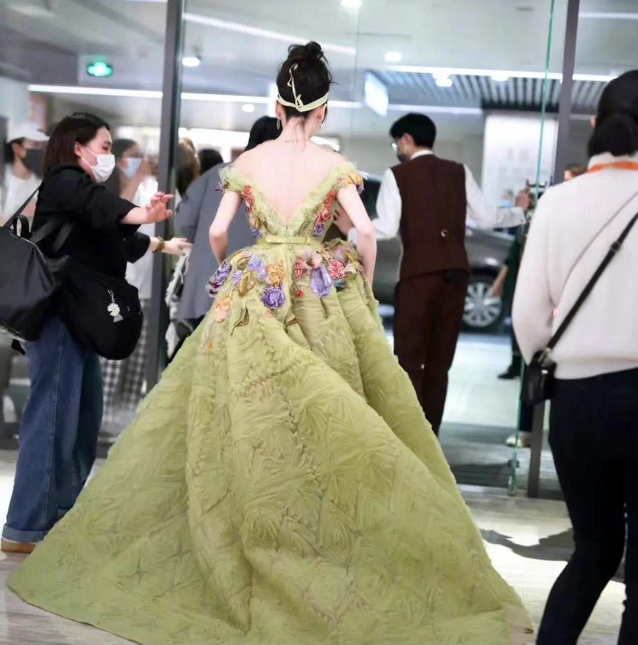 angelababy bazaar charity night look Reuters, dark V green tutu skirt ...