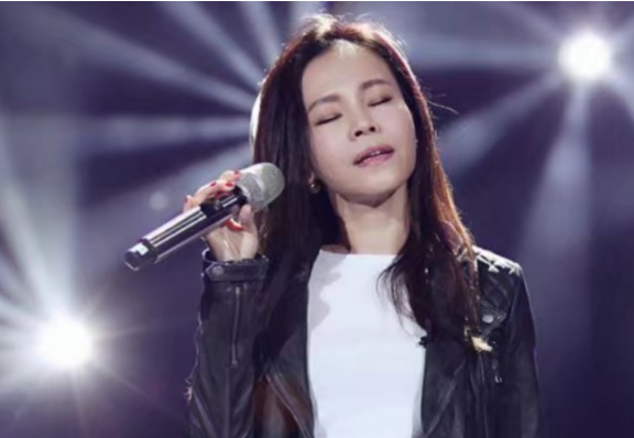 Peng Jiahui and the muscular man held hands to press the road and kissed in the street. After ...