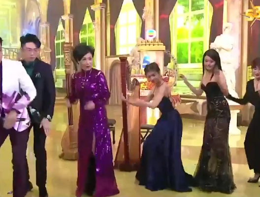 TVB is too shabby? Relying on Wang Mingquan to support the field, at the age of 73 wears a slit ...