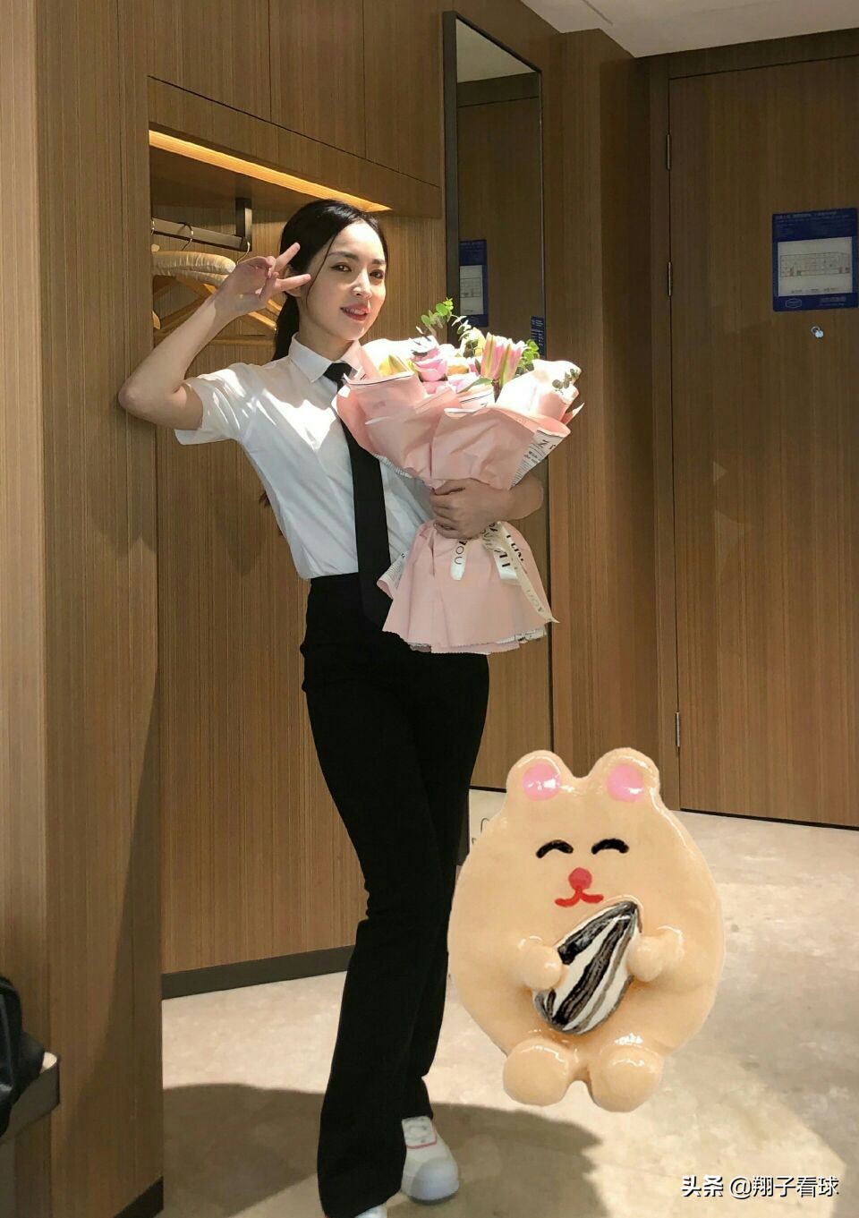 The most beautiful pool referee, Wang Zhongyao, shows off and claims to ...