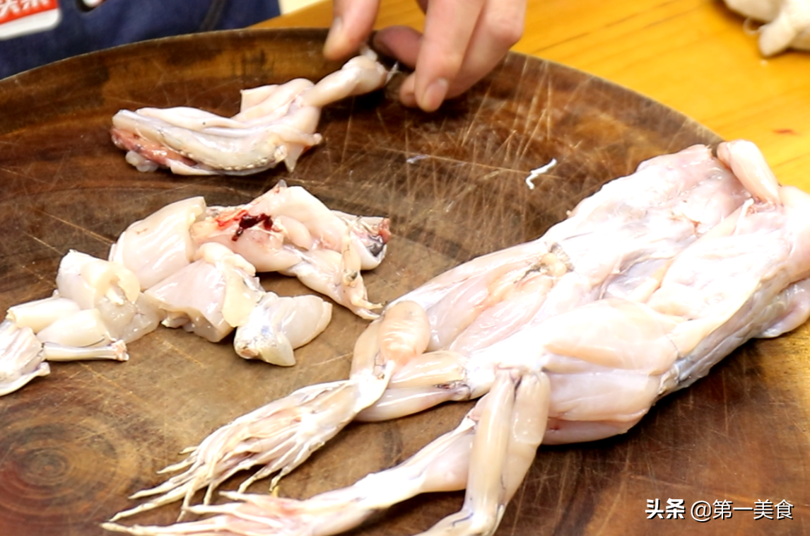 Sichuan style pickled pepper bullfrogs are home-cooked. If you eat ...