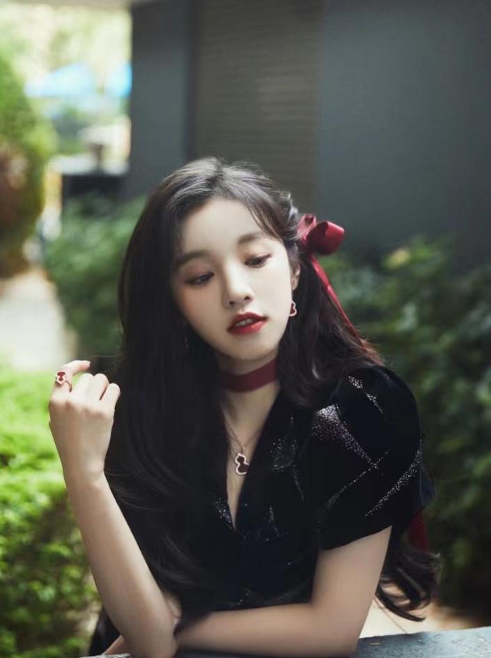 In "2060", Song Yuqi is fascinated by Yu Jie and instantly becomes a ...