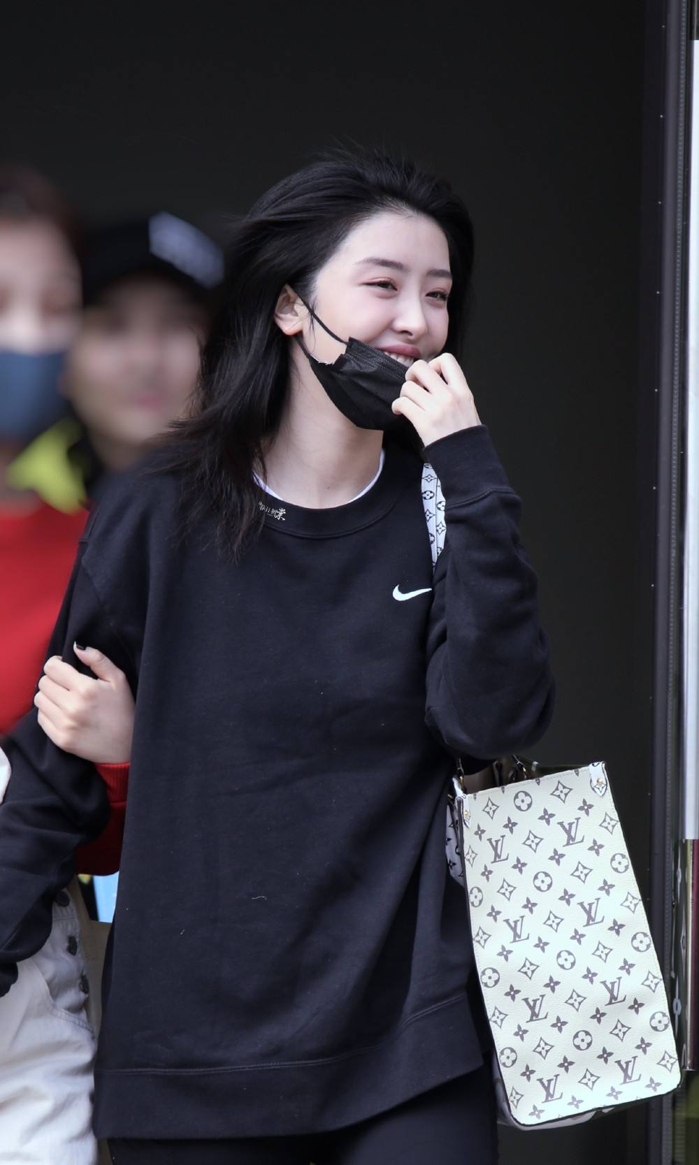 Zhao Xiaotang dresses up and does not lose her aura - iNEWS