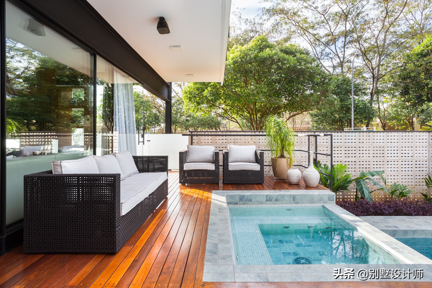 Cascading spaces, rich layers, simple and transparent blocks, only a ...