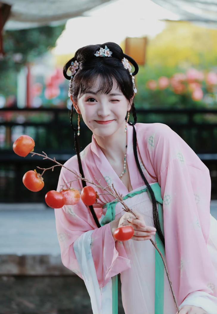 Li Landi's new drama filming begins: Men and women are all swollen into ...