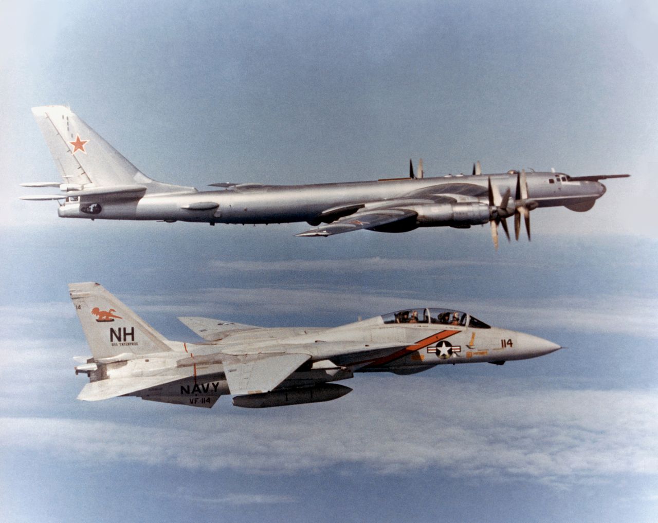 The two most handsome actions of the F-14 "Tomcat": launching the ...