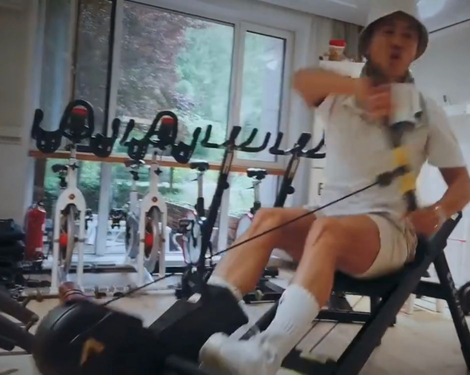 Singer Mao Ning posted a fitness video, his body tendons are not like ...